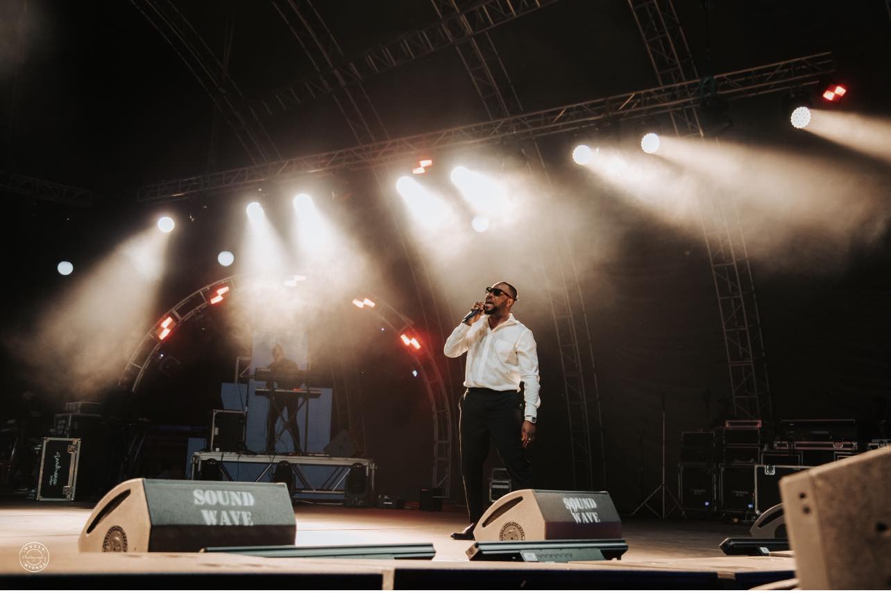 Slapdee falls whilst preforming on stage - Zedscoop